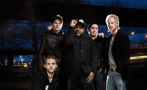 Almos famous - Anthony Mills | Nöjesguiden